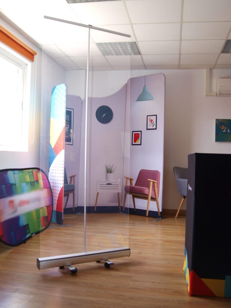 Roll up transparente con ruedas - Serigran